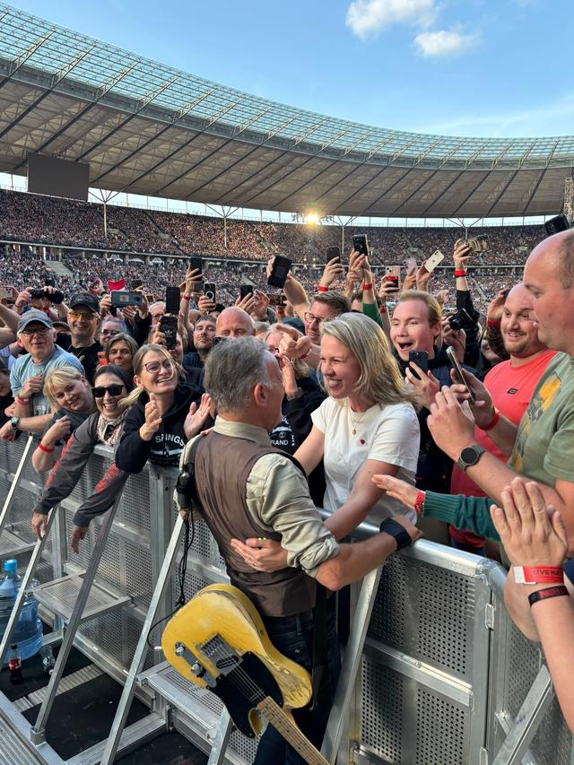 Bruce Springsteen-fan Liselotte (36) uit Zuidlaren krijgt tijdens ...