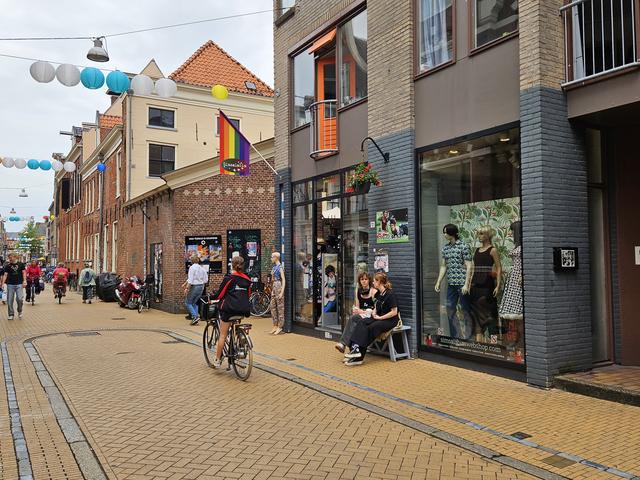 Eem noar.. de kleurrijkste klerenwinkel van Groningen: Simsalabim - Sikkom